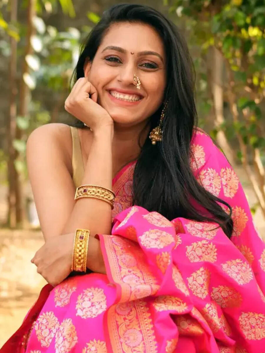 Reshma Shinde captivates in graceful traditional sarees | Times of India