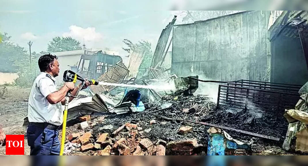 4 Escape With Minor Injuries In Firecracker Godown Blaze | Nashik News ...