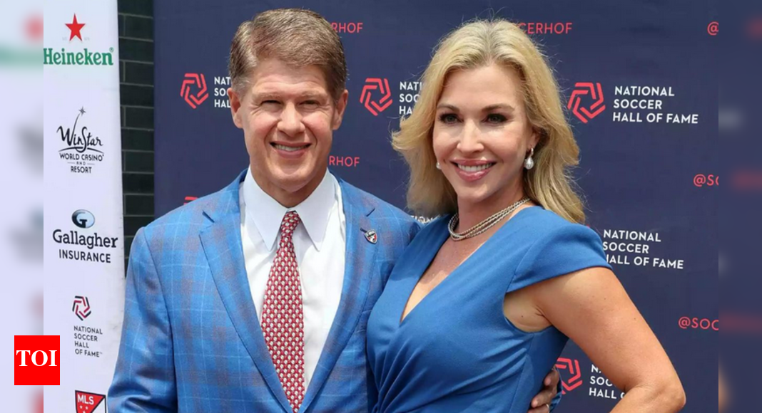 Chiefs Owner Clark Hunt's Wife Tavia Hunt Joins Donald Trump on ...