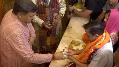 Watch: Delhi CM Arvind Kejriwal along with his wife Sunita Kejriwal seek Lord Hanuman's ...