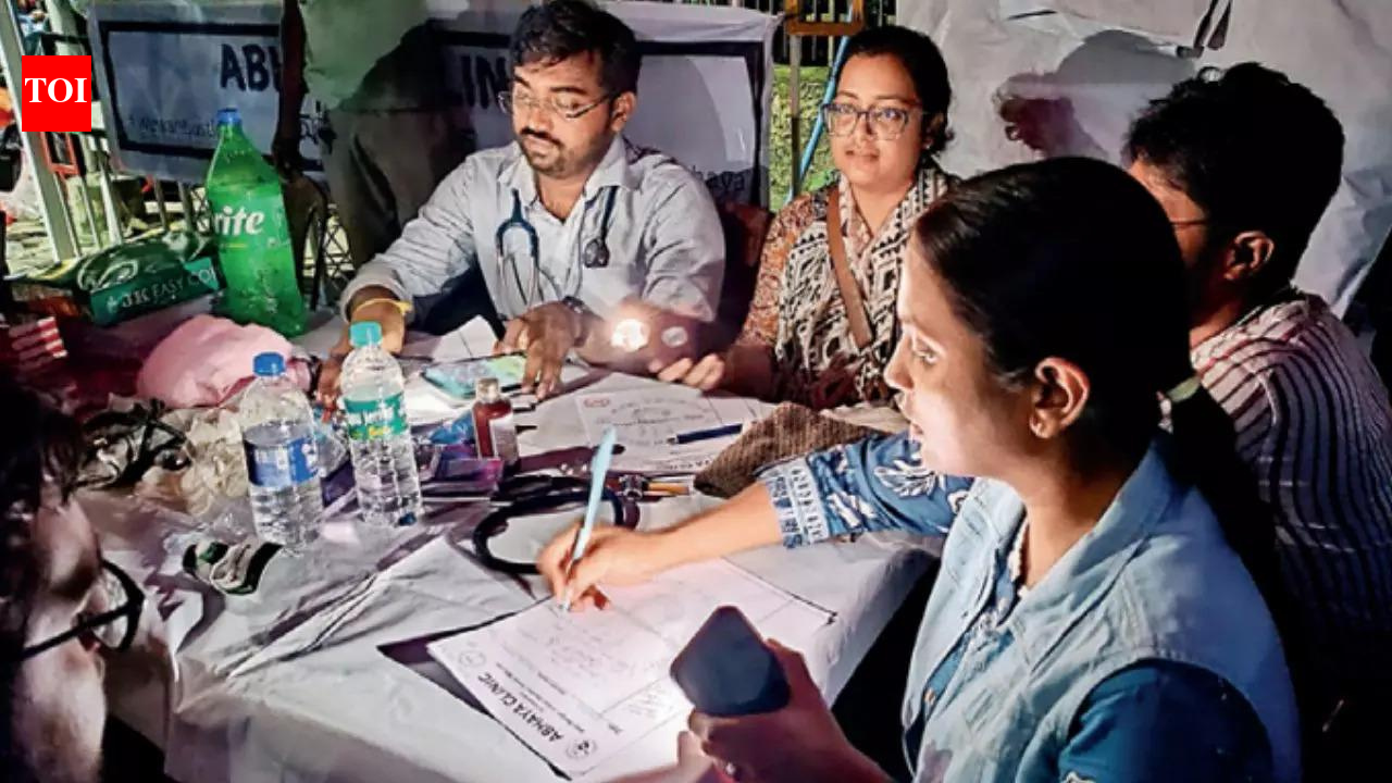 People offer food, umbrellas to agitating doctors; thousands treated at ...