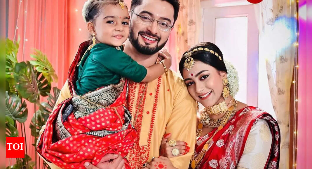 ‘Ke Prothom Kachhe Eshechi’ to go off-air; Cast and crew shoot for the ...