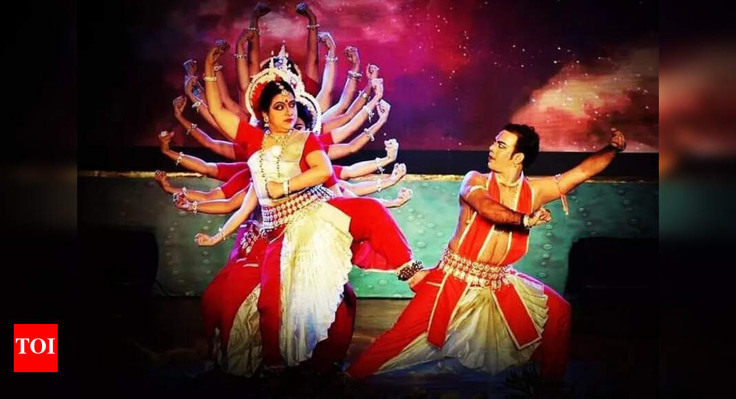 Live dance drama Durgatinashini through a joint performance by elocutionist Ketan Sengupta and ...