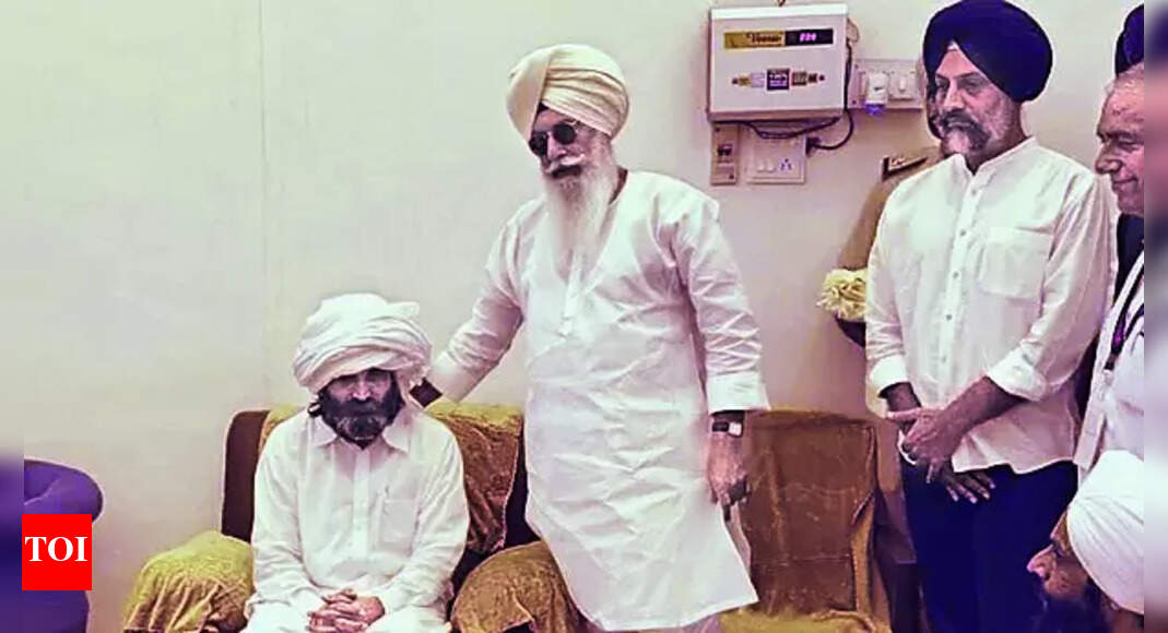 Dera Beas: Dera Beas Head Puts Turban On Birendera Amid Succession War ...
