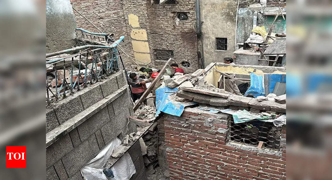 Heroic Rescue Efforts After Building Collapse in New Delhi | Delhi News ...