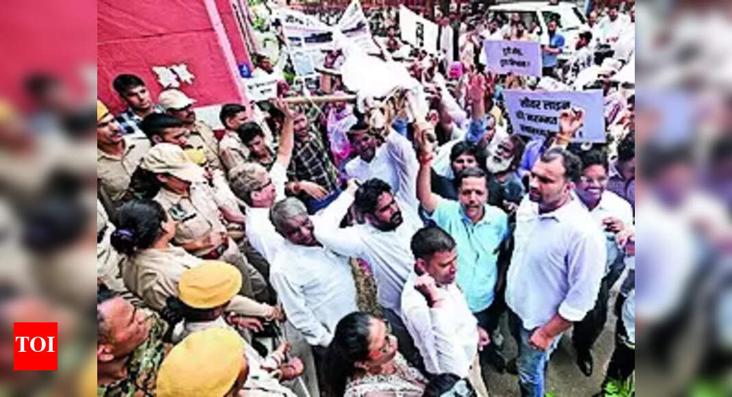 JMC-G: Jmc-g’s Cong Councillors Protest Over Broken Roads | Jaipur News ...