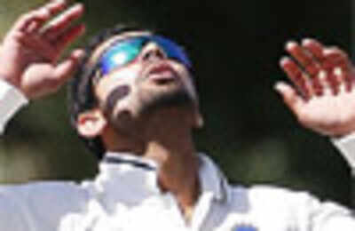 Virat Kohli shows the finger to Sydney crowd, defends his action | New ...