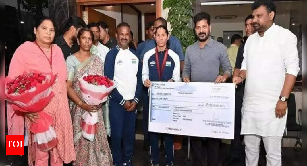 Deepthi Jeevanji Receives Rs 1 Crore Cheque from Telangana CM Revanth ...