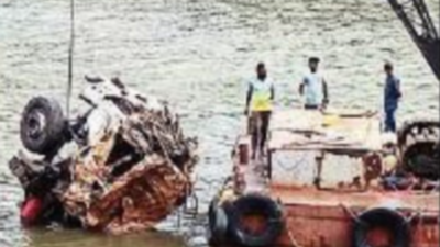 Shirur Landslide: Shirur Landslide:kerala Truck Driver Arjun's Body ...