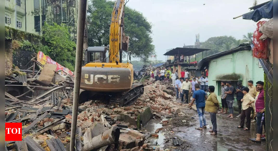 KDMC demolishes 22 structures to clear path for 40 feet DP plan road ...
