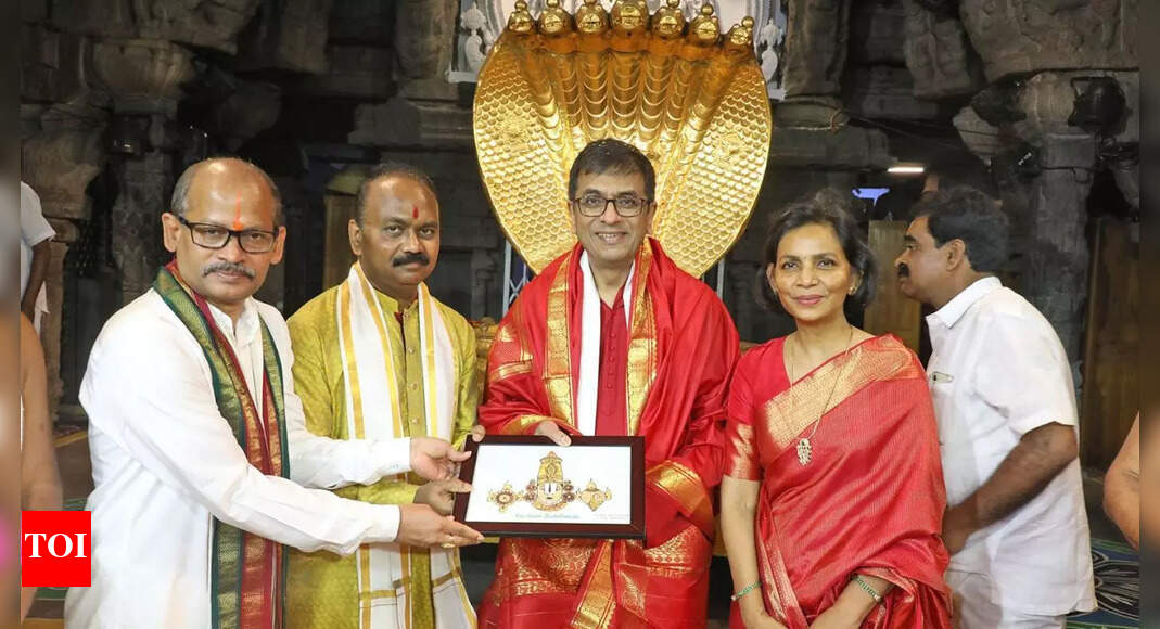 CJI DY Chandrachud, wife Kalpana Das offer prayers to Lord Venkateswara ...