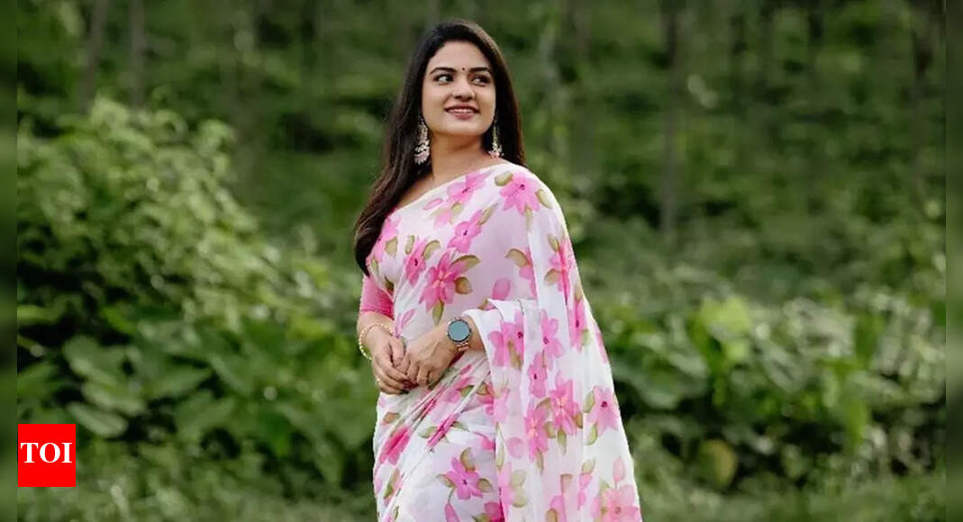 Chempaneerpoovu actress Anjali Hari turns choreographer for Nikhila Vimal - Times of India