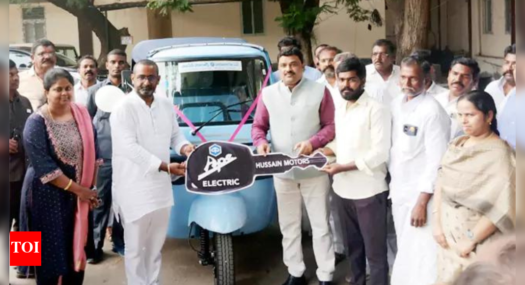 Kurnool man gets an electric auto as CM fulfills his promise within 24 ...