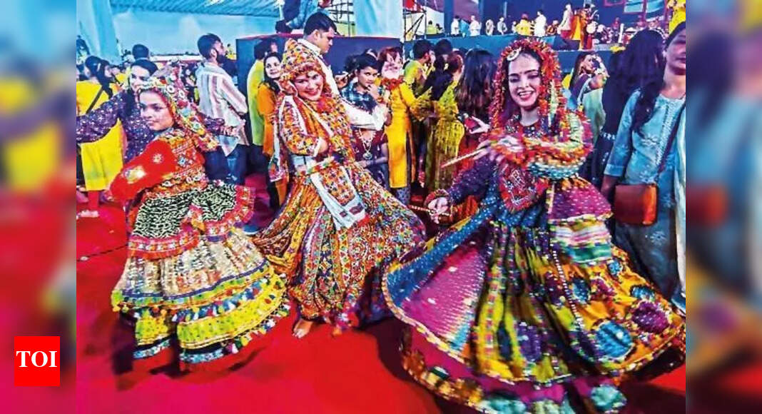 Navratri Kickoff: Mumbai's Garba Venues Draw Throngs of Enthusiastic ...