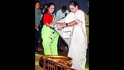 Durga Puja: Durga Puja Begins: CM Mamata Banerjee Encourages Crowds as ...