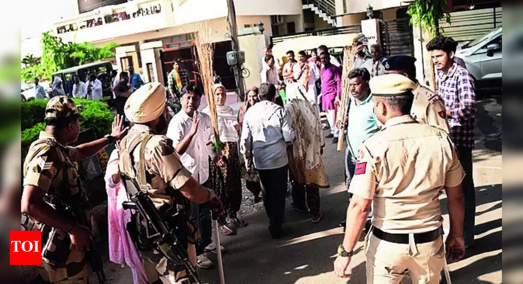 Panchkula: Violence Erupts in Panchkula as Congress and BJP Supporters ...