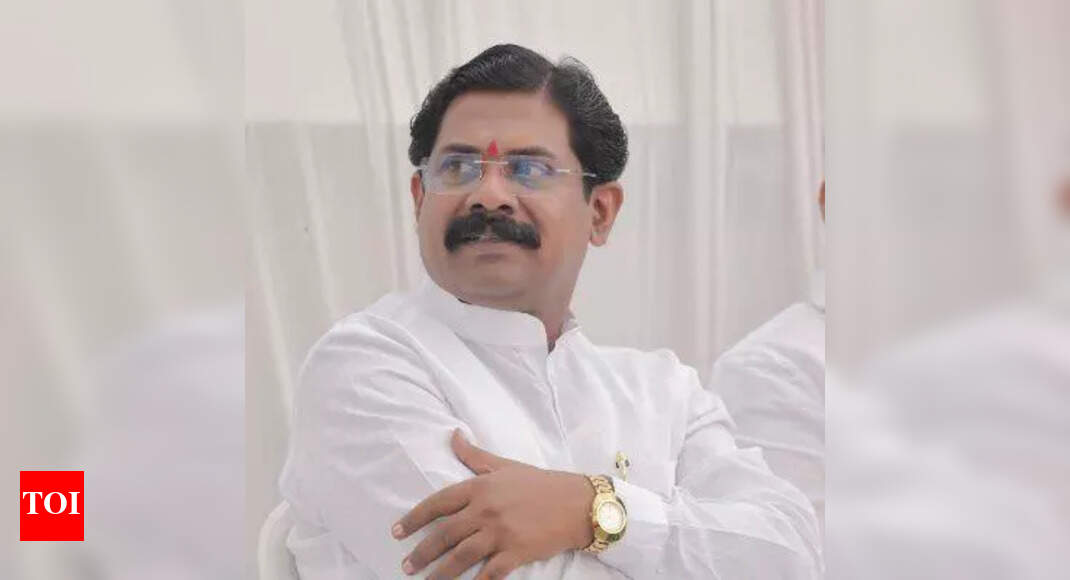 Former BJP Aide Mohan Vankhande Joins Congress, Set to Challenge ...