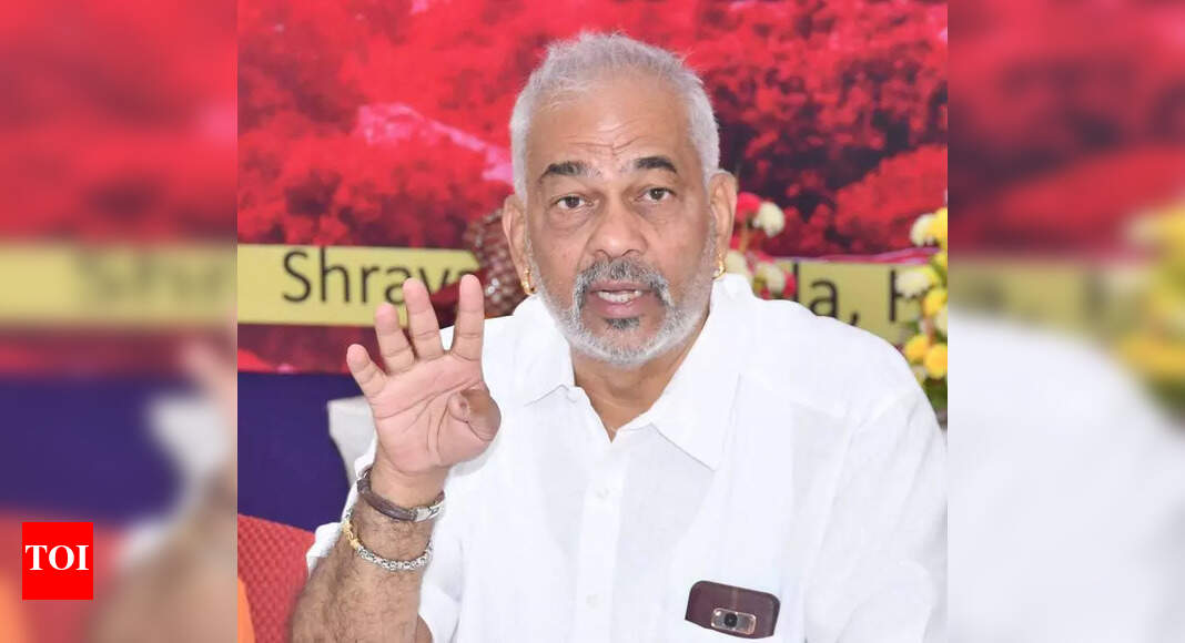 Verbal Clash Between JD(S) MLA A Manju and Congress Leader Sridhar ...