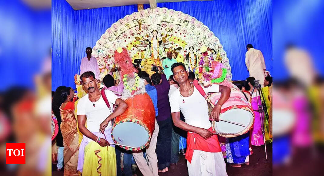 Durga Puja: The Rhythm of Festivity: Unveiling the Role of Dhakis in ...