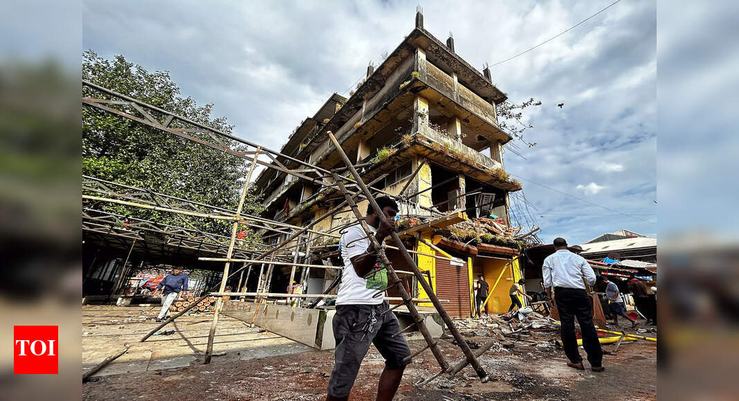 CCP starts razing old municipal complex | Goa News - Times of India