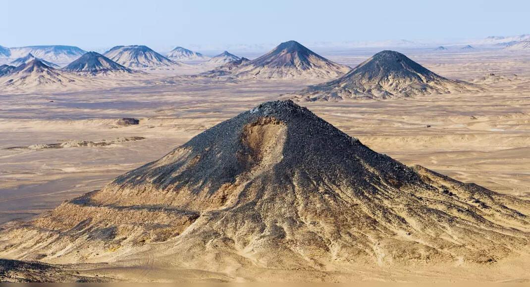 Black Desert Egypt: This desert in Egypt is filled with ancient, dead ...