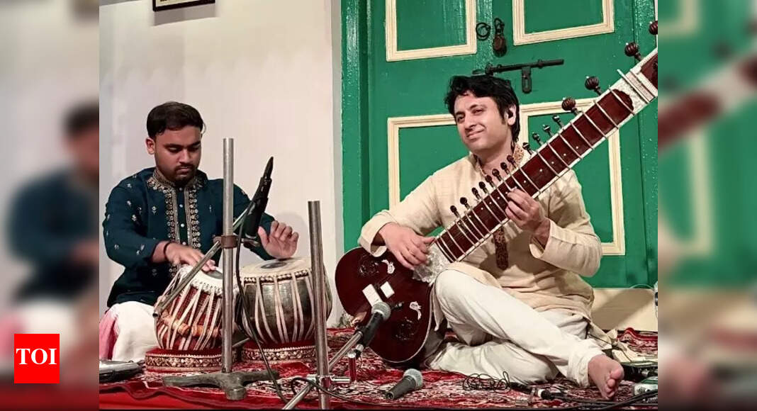 Indrajit Roychowdhury enthrals the audience at Bhowanipore Mallick bari ...