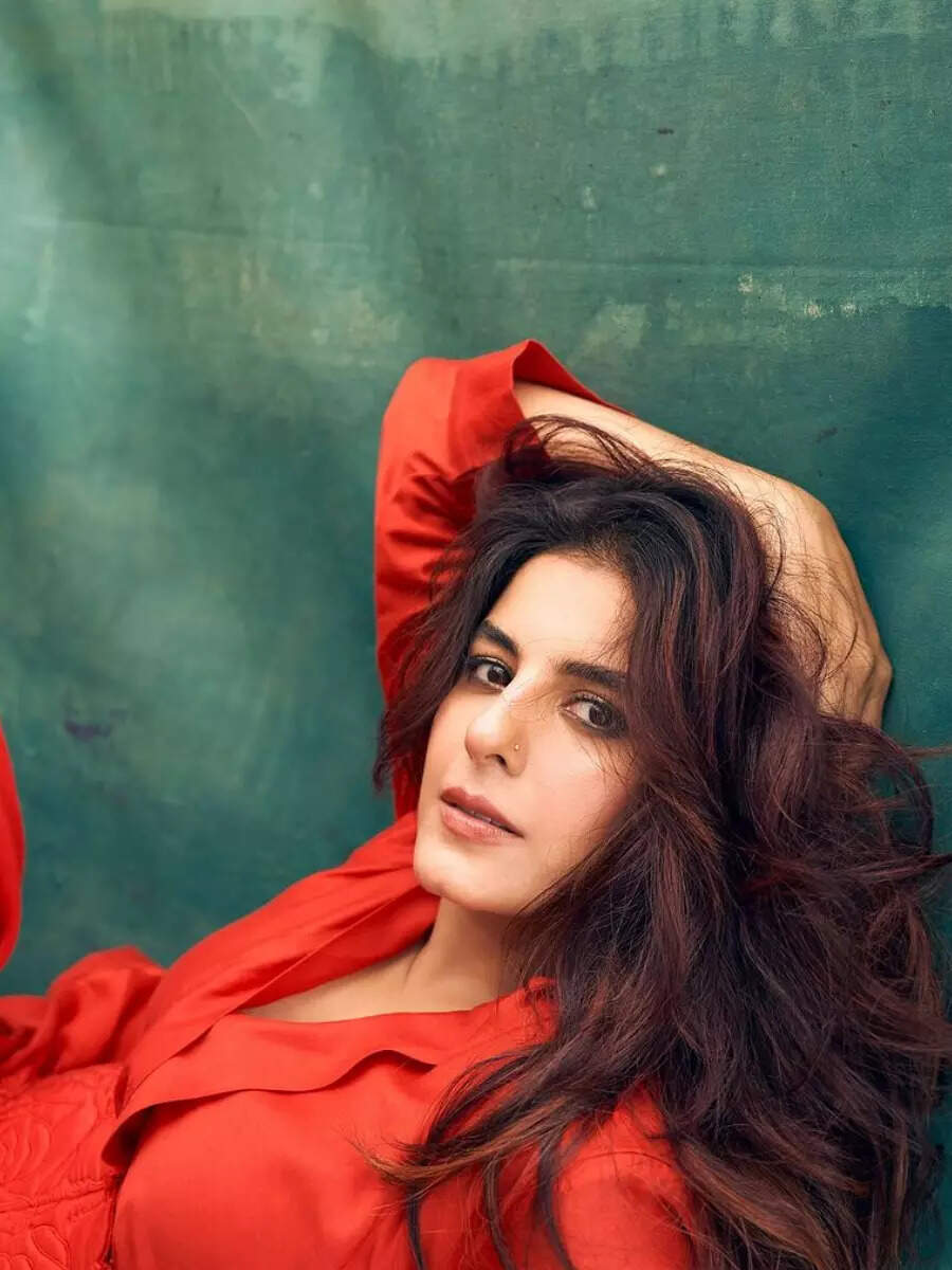 Isha Talwar shows us how to pose like a fashion model | Times of India