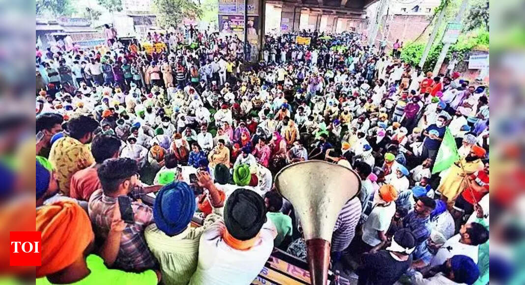 Farmers block road to press their demand for paddy procurement | Jind ...