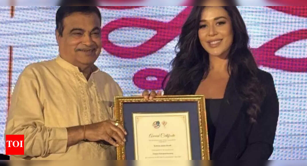 Krishna Shroff receives a ‘fitness entrepreneur’ award from political ...