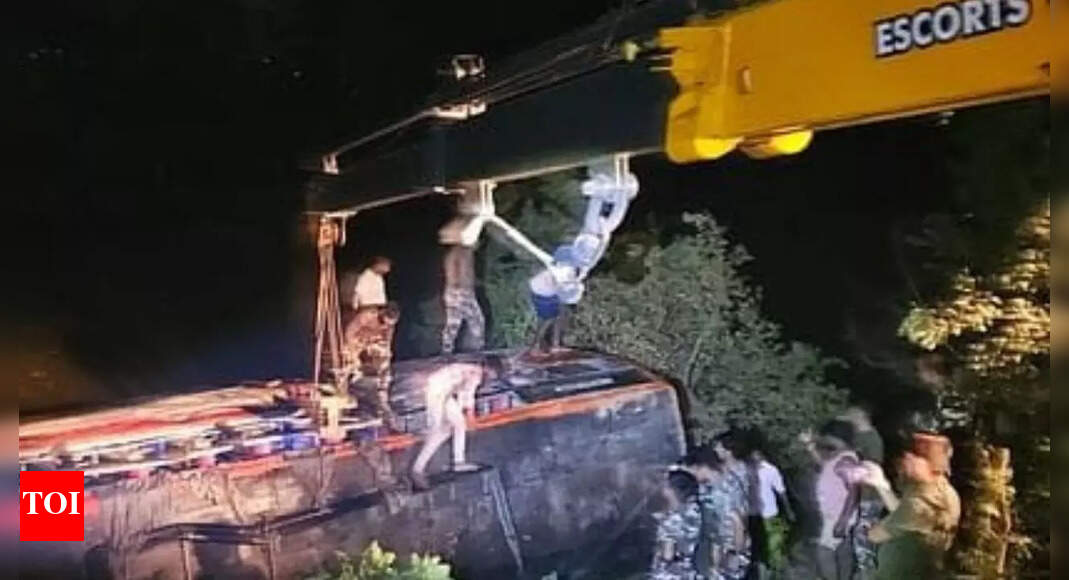 3 killed, 21 injured as bus plunges into river in UP's Siddharthnagar | Lucknow News - Times of ...