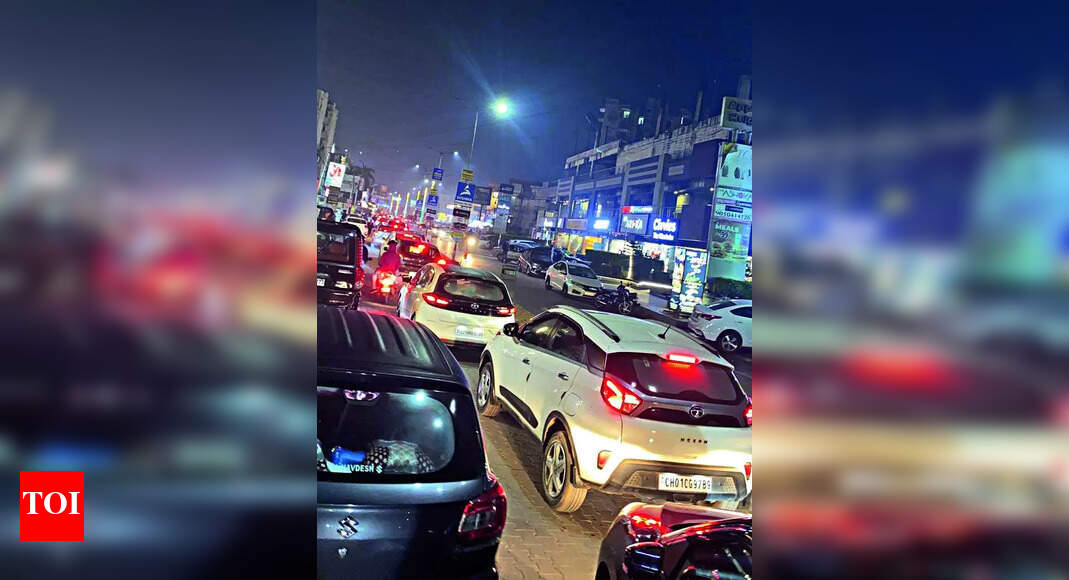 Diwali: Traffic Chaos in Mohali: Diwali Market Stalls Clog VIP Road ...