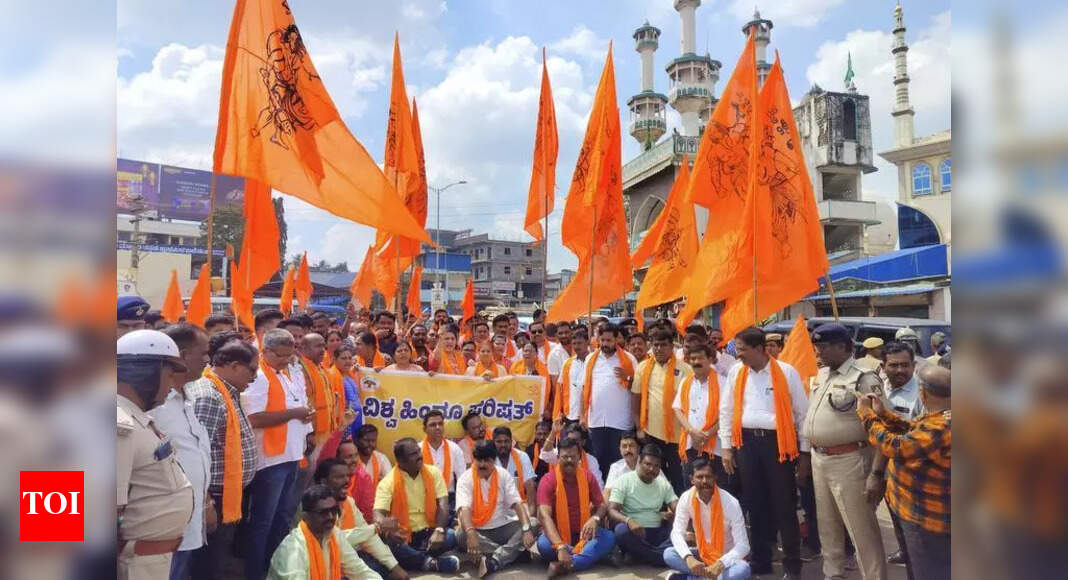 VHP Protests Against Withdrawal of Hubballi Riots Case by Congress ...