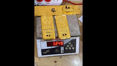Gold Smuggling: Two Arrested for Smuggling Gold Worth ₹7.69 Crore at ...
