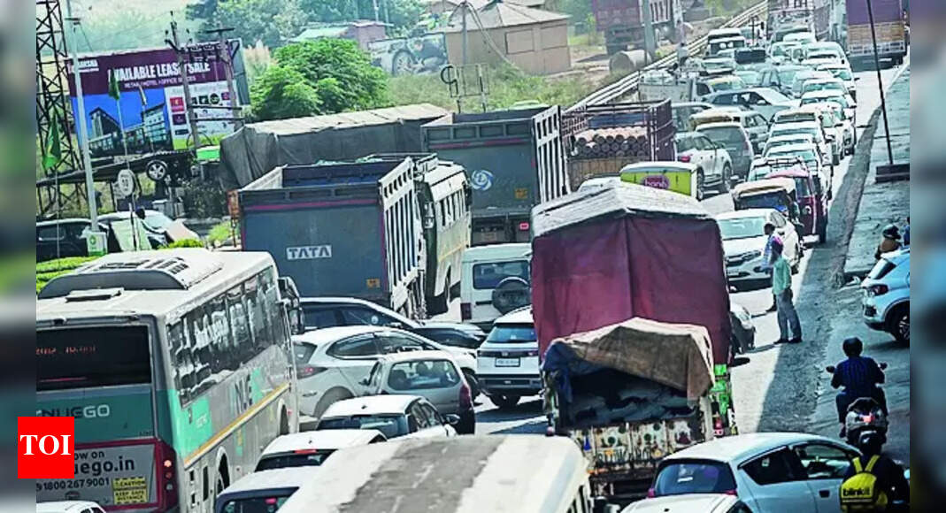 Massive Farmers' Protest Causes 6-Km Jam in Lalru, Punjab as Grievances ...