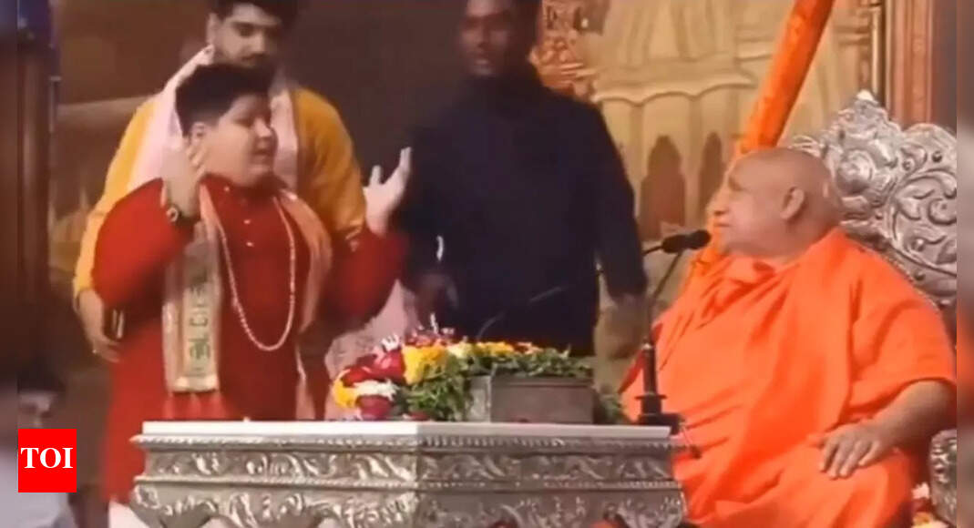 Bal Sant Abhinav Arora scolded by Swami Rambhadracharya on stage during ...