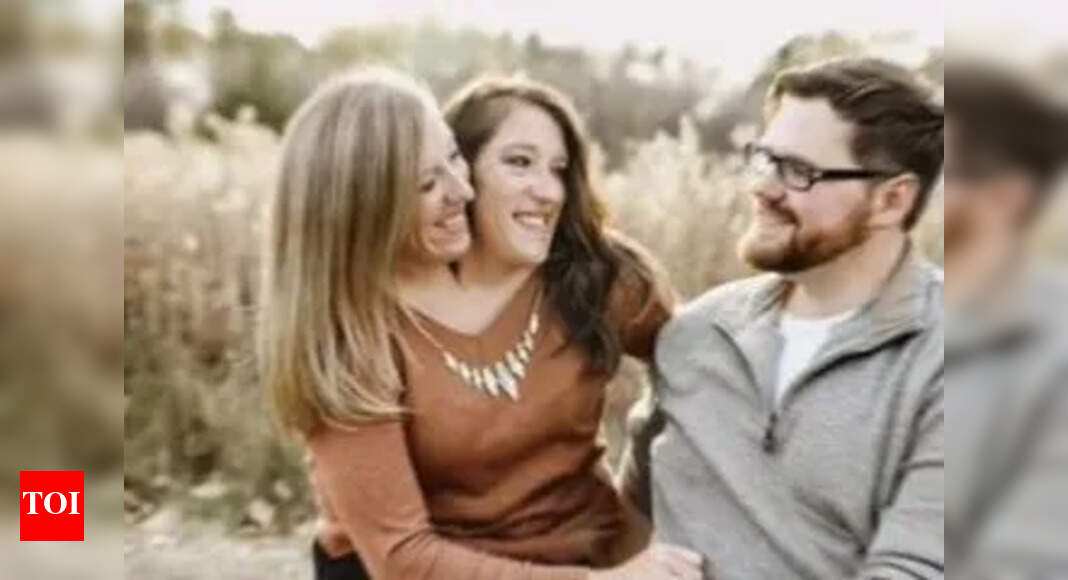Conjoined twins Abby and Brittany Hensel appear in cozy photo with Abby ...