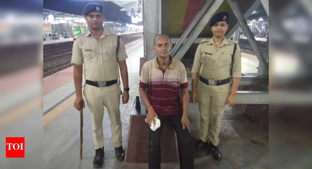 Heroic RPF Constables Rescue Passenger from Moving Train at Burdwan ...