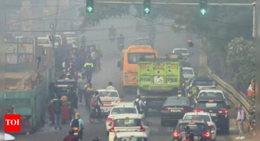 Toxic smog hangs over city, more stations turn ‘severe’ | India News ...
