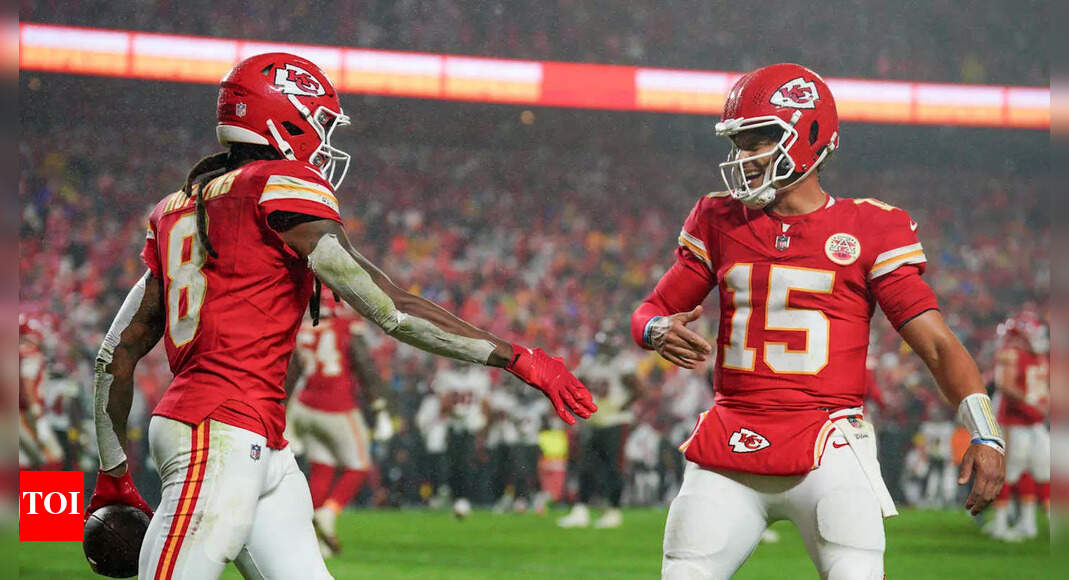 DeAndre Hopkins compares his chemistry with Patrick Mahomes to the one Tom Brady and Randy Moss ...