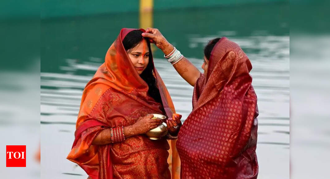 Devotees Celebrate Kharna Rituals on Chhath Puja's Second Day in ...