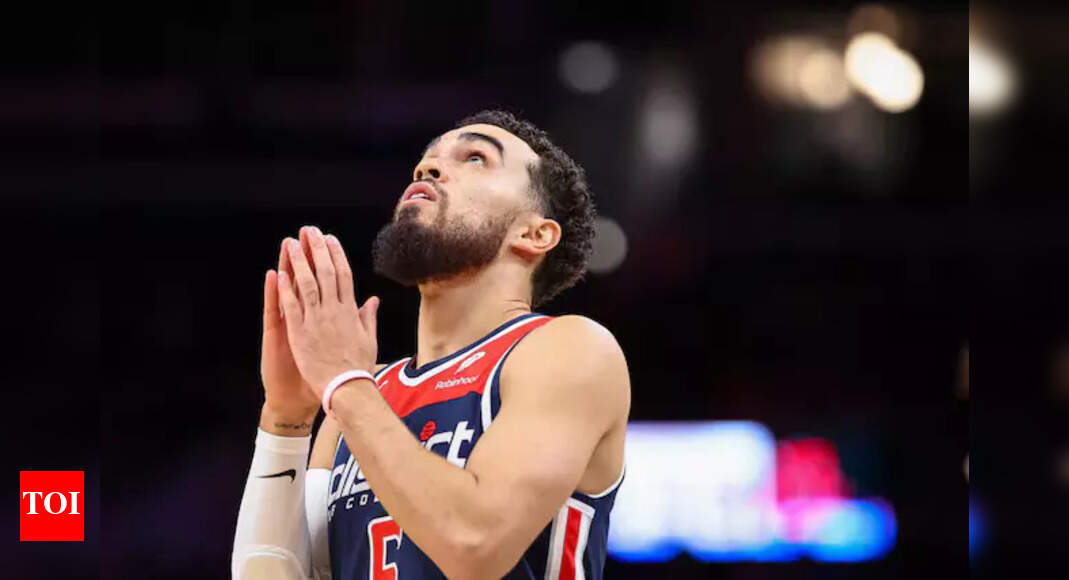 Suns’ Tyus Jones applauds WNBA legend A'ja Wilson after posing with his ...
