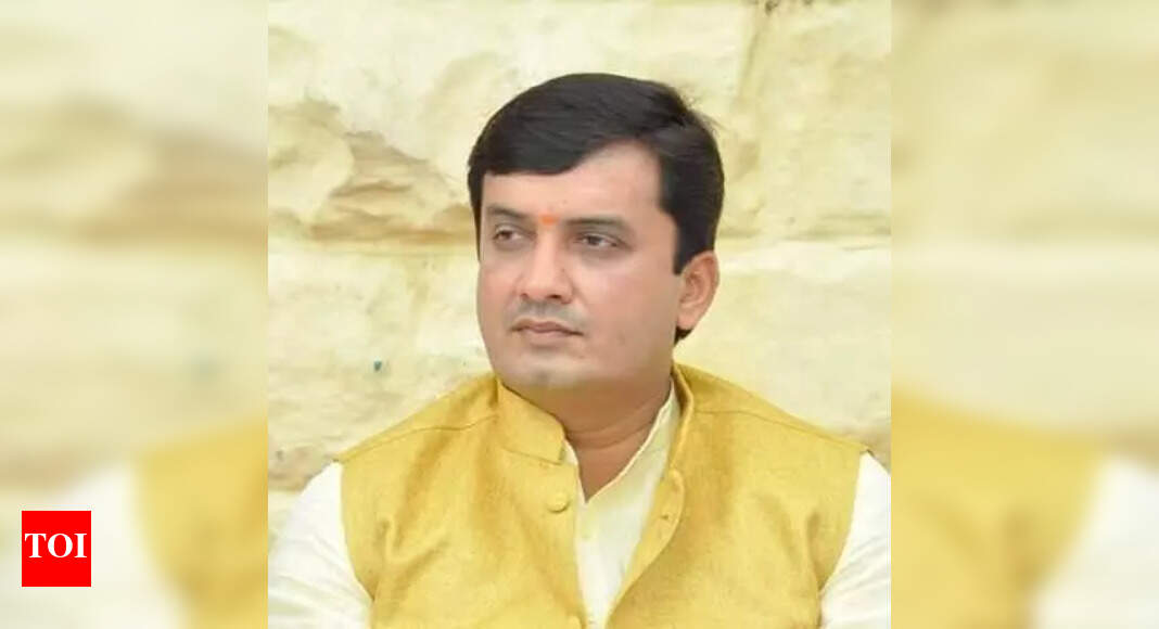 BJP MP Dhananjay Mahadik Apologizes for Controversial Remarks on ...