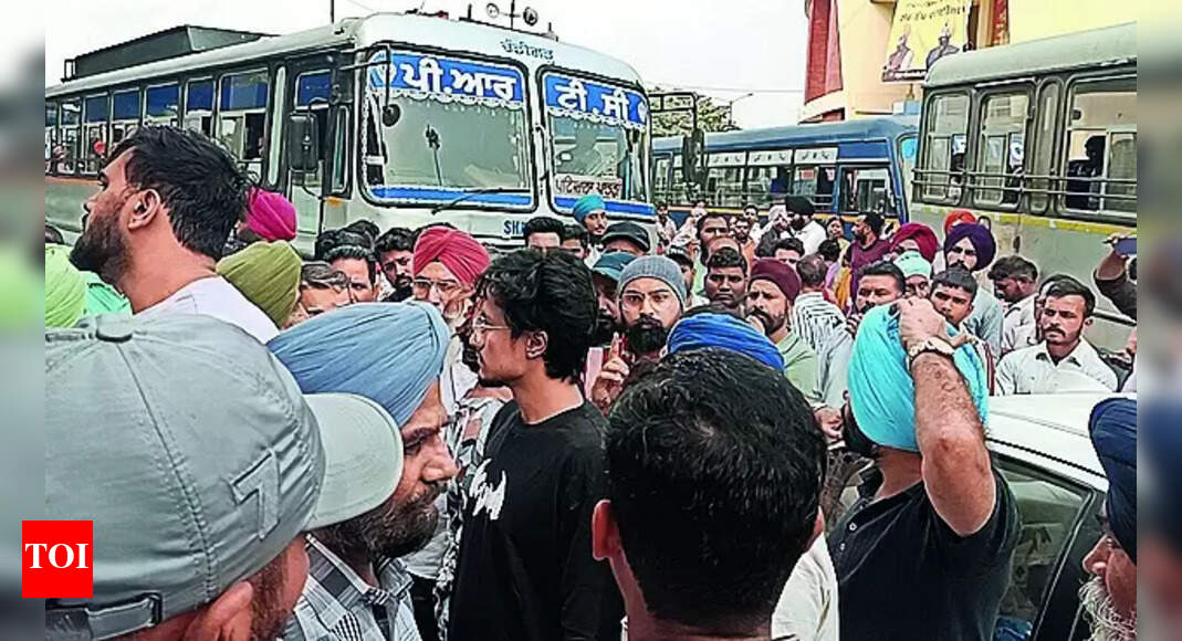 Traffic Chaos in Zirakpur: Bus and Car Drivers Clash, Commuters Stranded | Chandigarh News ...