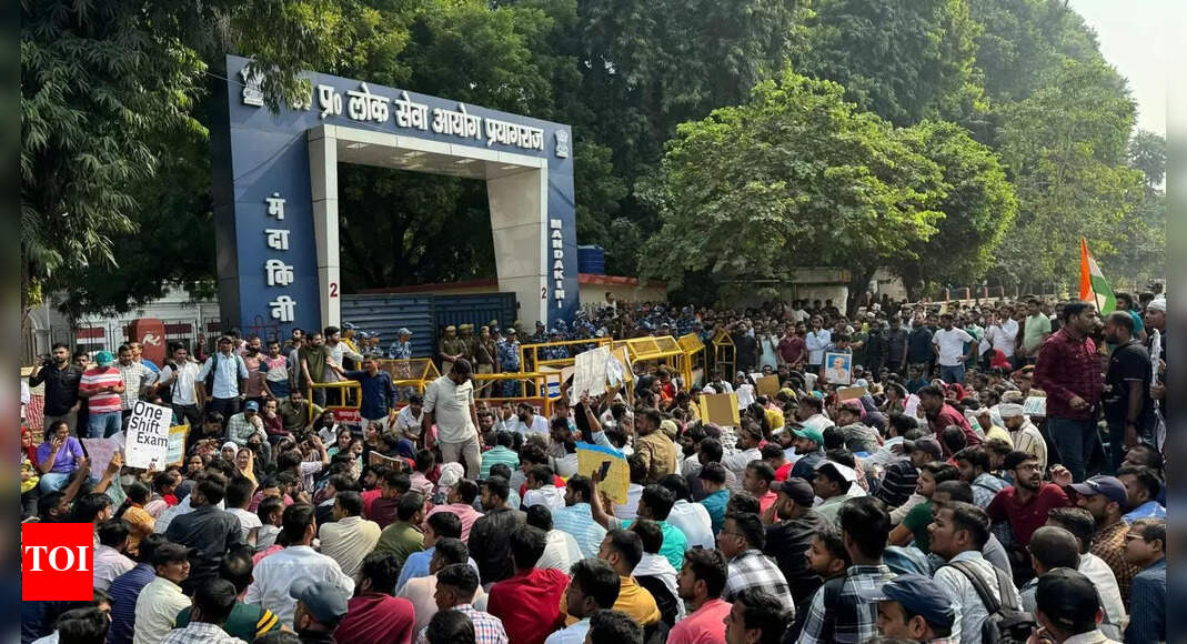 Students continue protest for second day outside UPPSC office in ...