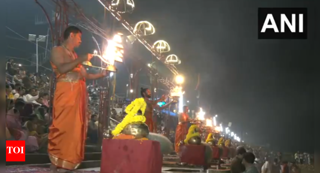 Varanasi: People gather in large numbers at Dashashwamedh Ghat for ...