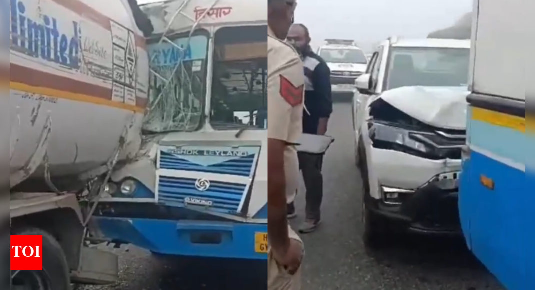 Haryana: 8 vehicle pile-up on NH9 due to dense fog | Gurgaon News ...