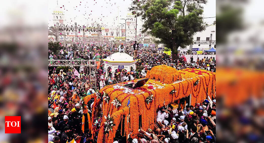Golden Temple Illuminated with Devotion: Thousands Celebrate Guru Nanak ...