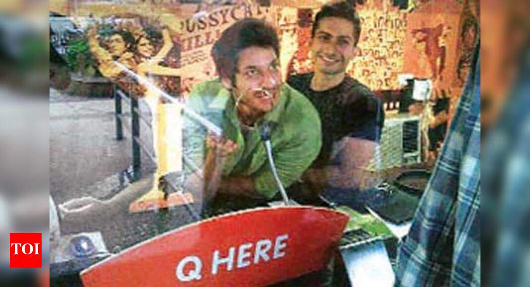 Sadda Adda's actors at ticket counters | Hindi Movie News - Times of India