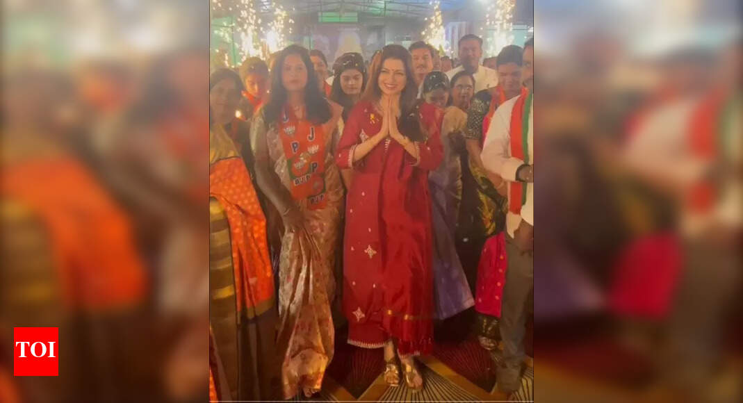 Bhagyashree Supports Sameer Meghe in Hingna Assembly Elections with ...