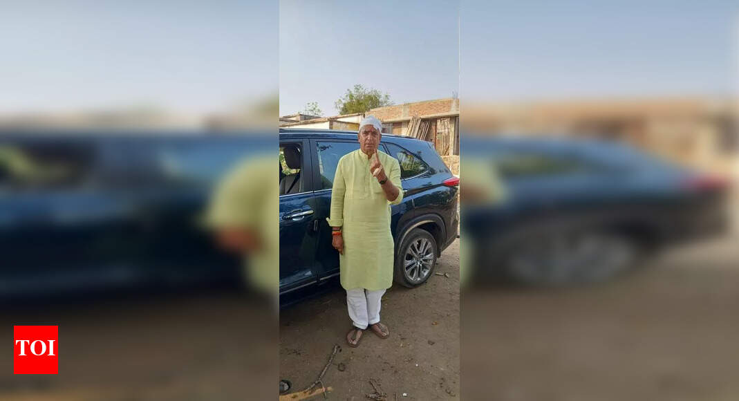 Injured Former Minister Anil Deshmukh Votes Amid Attack Controversy in ...